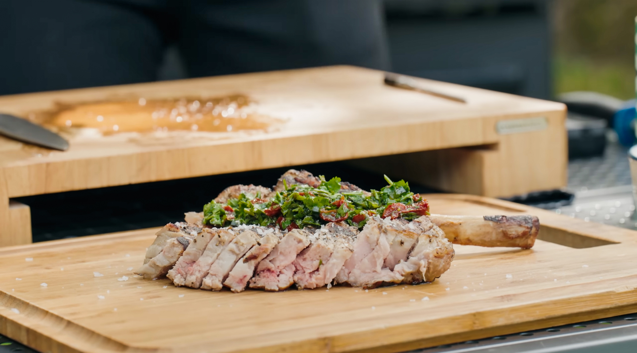 Telecí tomahawk s jemně pikantní salsa omáčkou